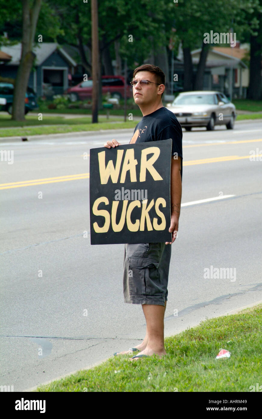 Protesters holding protest signs hi-res stock photography and images ...