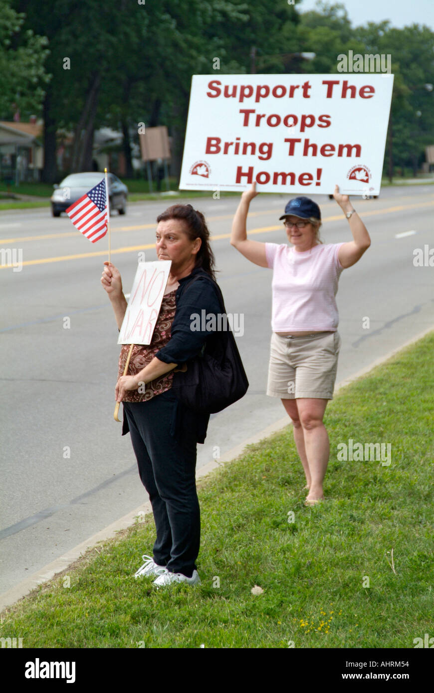 Protesters holding protest signs hi-res stock photography and images ...