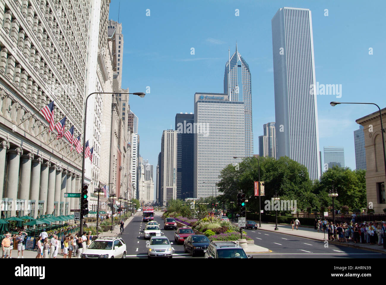 Rush hour traffic in downtown Chicago Illinois Stock Photo - Alamy