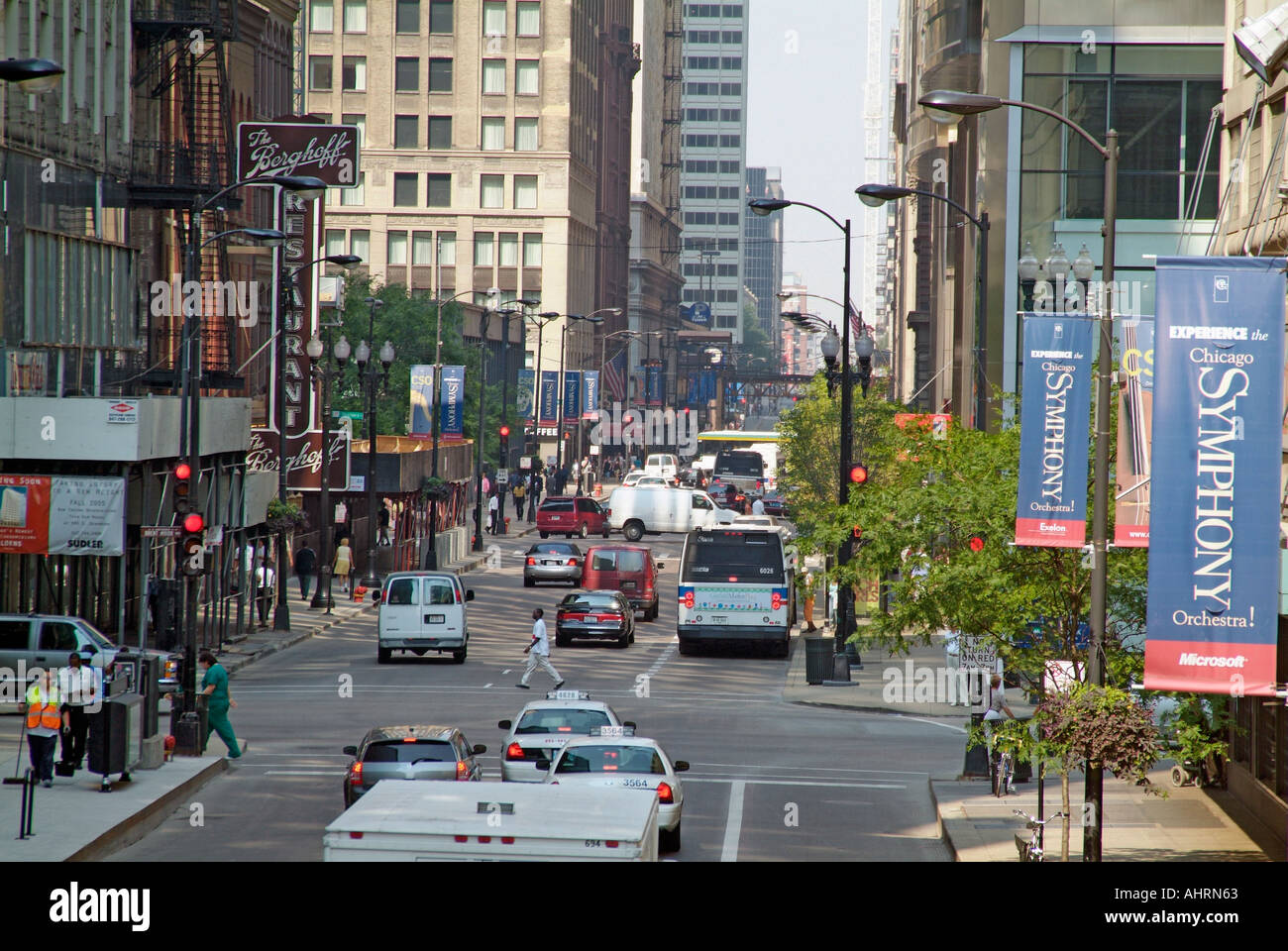 Downtown activity along the loop in Chicago Illinois Stock Photo - Alamy