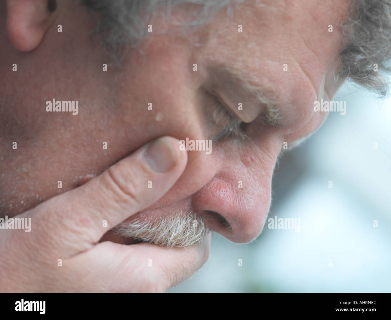 Man Choking Hand Across Face Stock Photo - Alamy