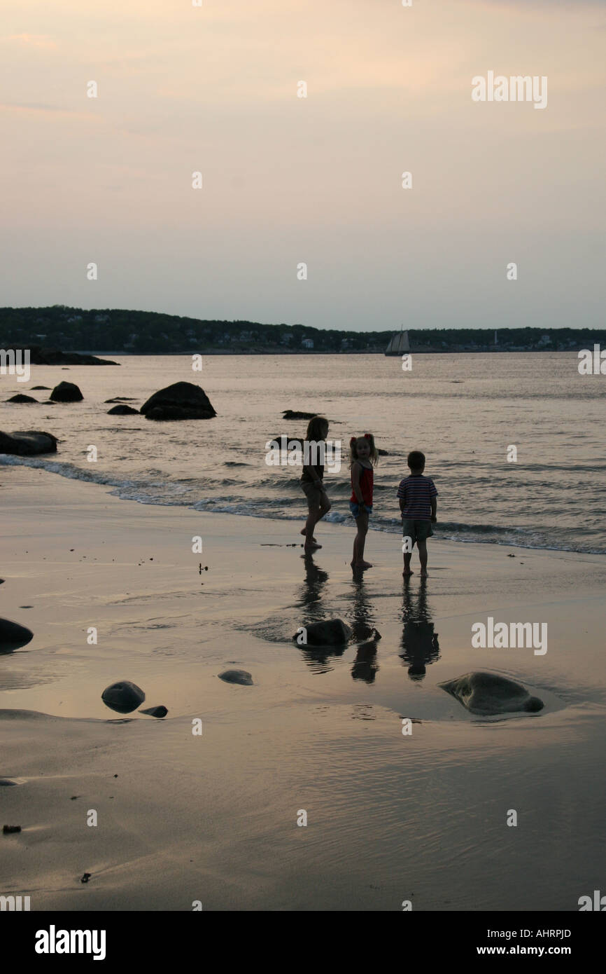 Kids at beach hi-res stock photography and images - Alamy