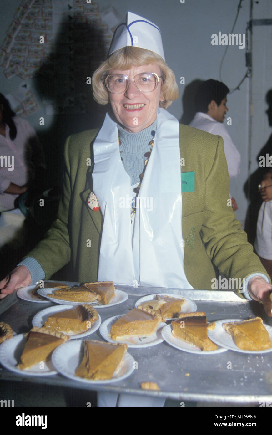 Volunteer serving pumpkin pie at homeless shelter for Christmas Los ...