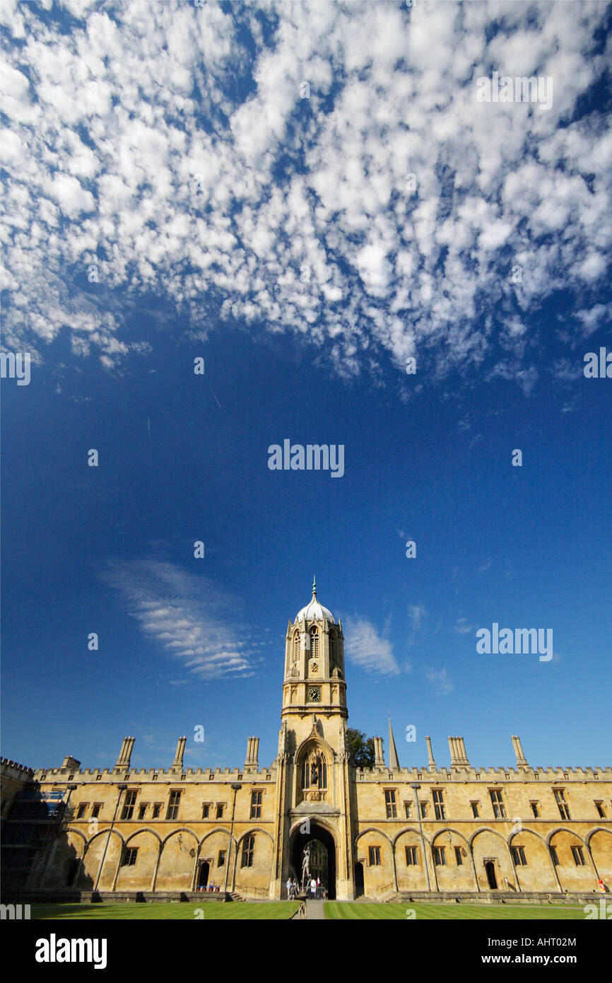Lawn quadrangle statue hi-res stock photography and images - Alamy