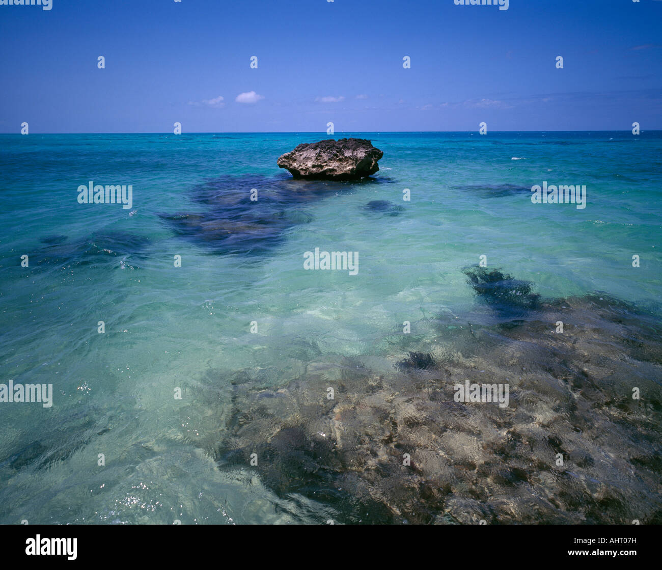 Rocks and clear blue waters of Bermuda Stock Photo - Alamy