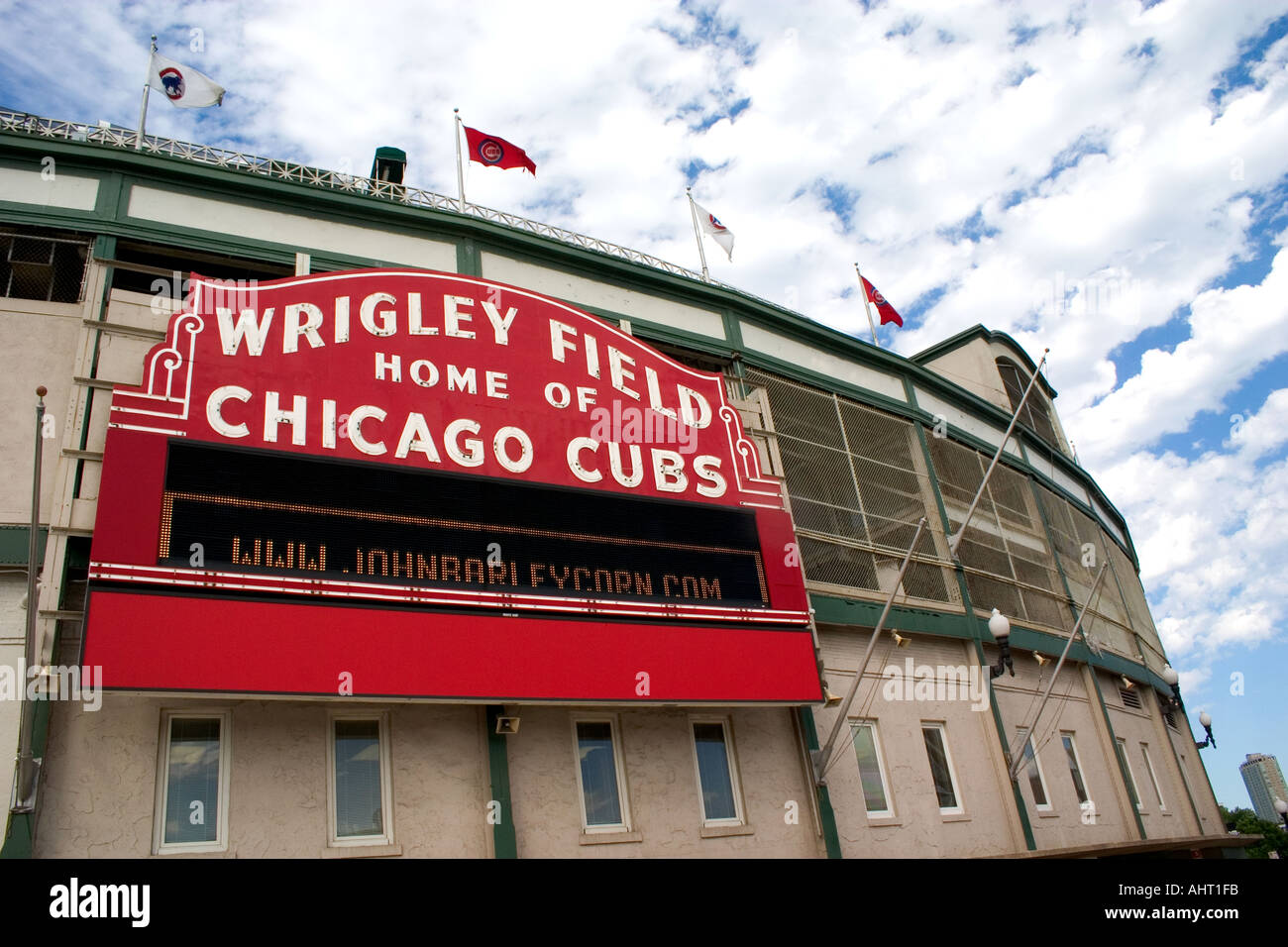 Wrigley field chicago exterior hi-res stock photography and images - Alamy