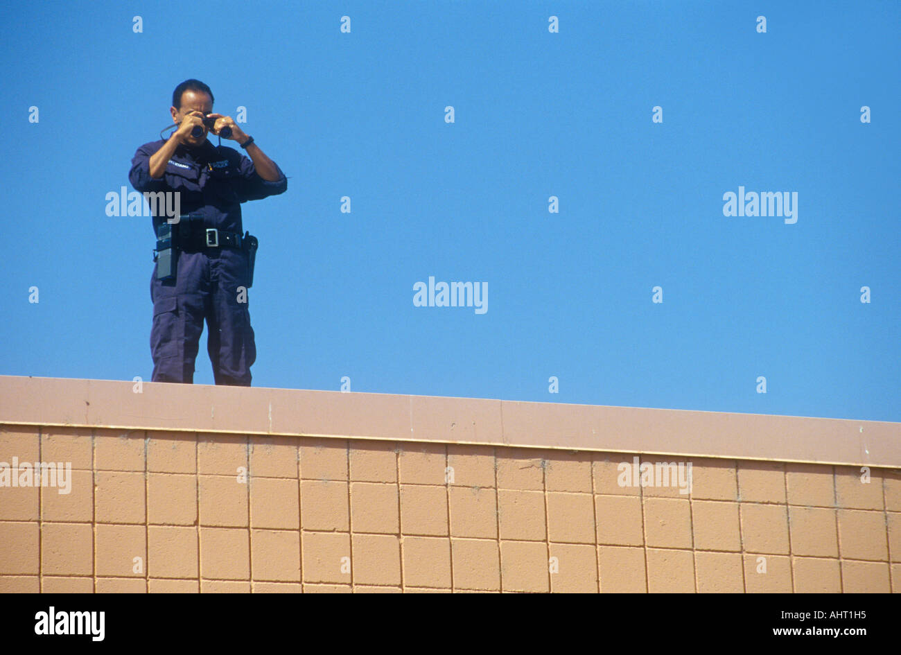 Secret Service agent on rooftop security duty during Clinton Gore 1992 ...