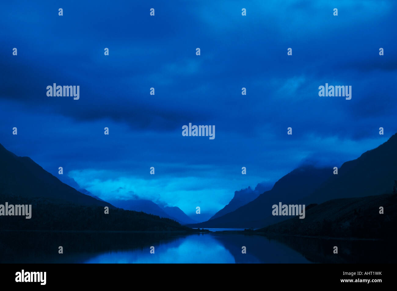 Cover lake hi-res stock photography and images - Alamy