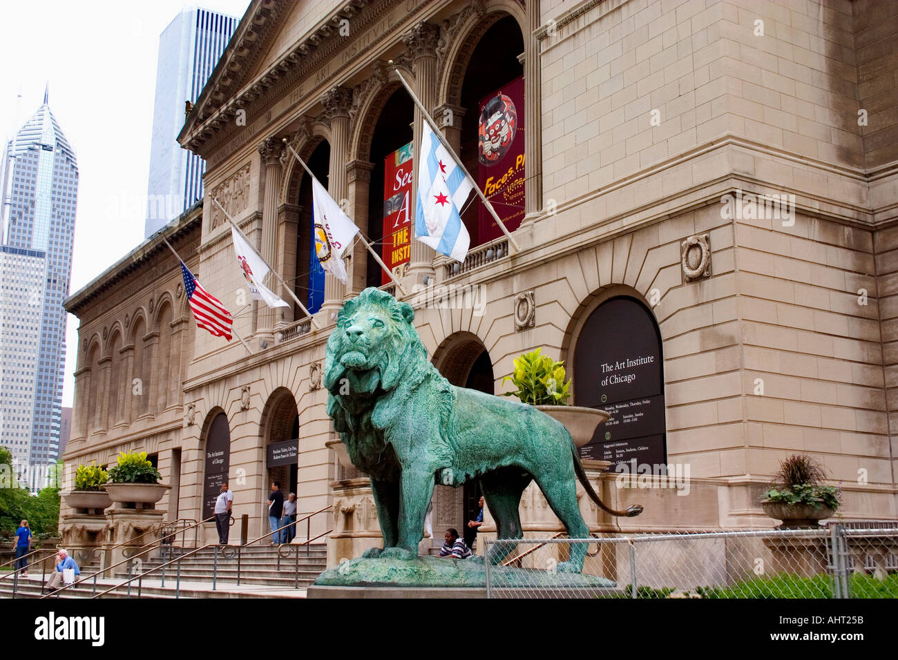 Chicago lion statue hi-res stock photography and images - Alamy