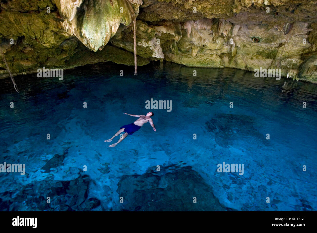 A swimmer floating on his back in the Cenote "Two Eyes" (Mexico). Homme ...