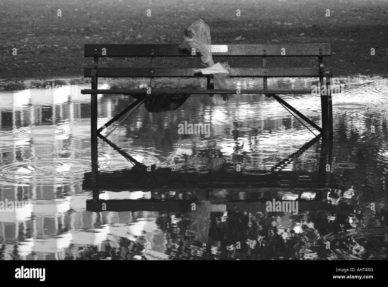 Russell square london bench Black and White Stock Photos & Images - Alamy