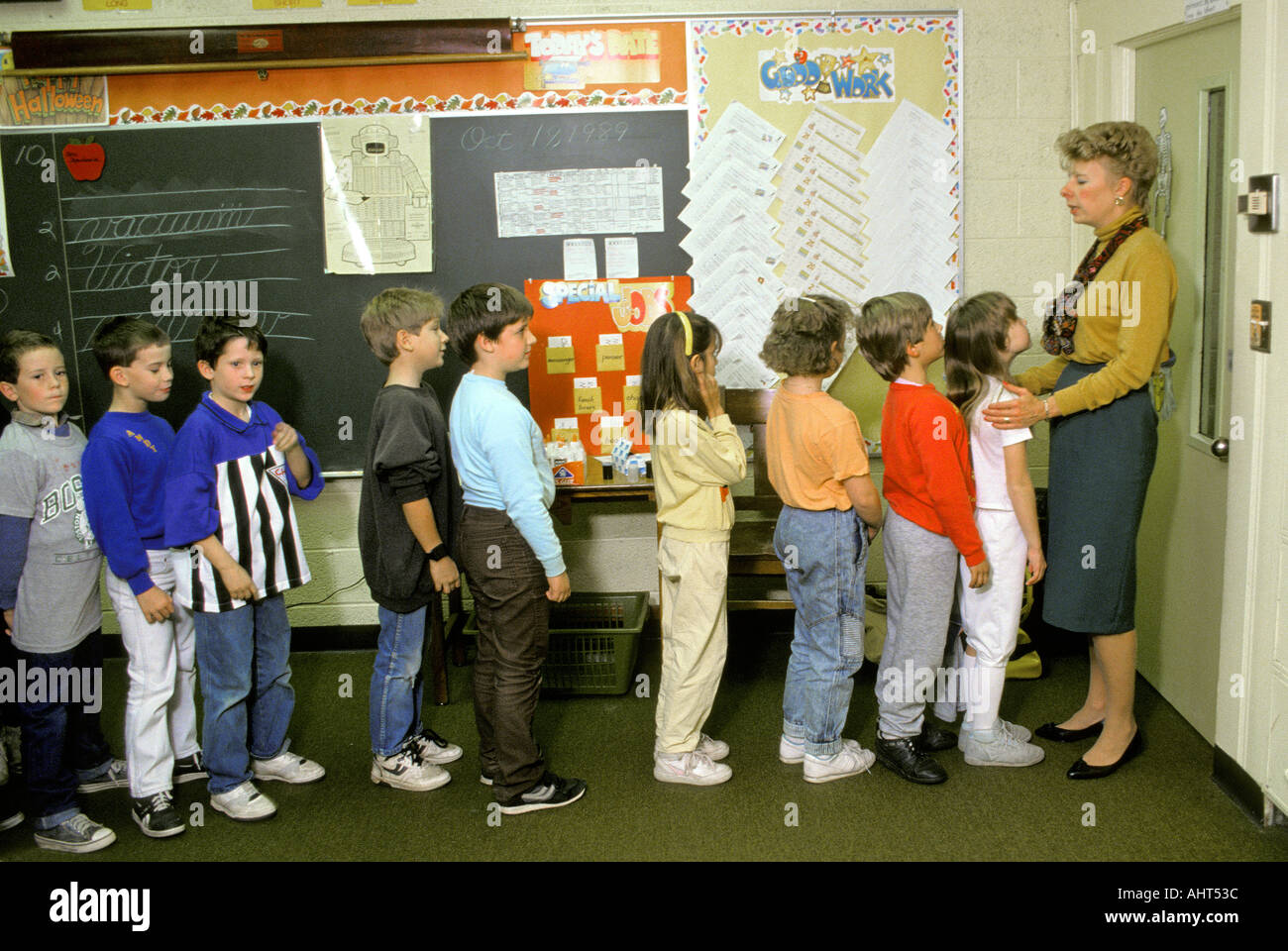Third grade class forms line hi-res stock photography and images - Alamy