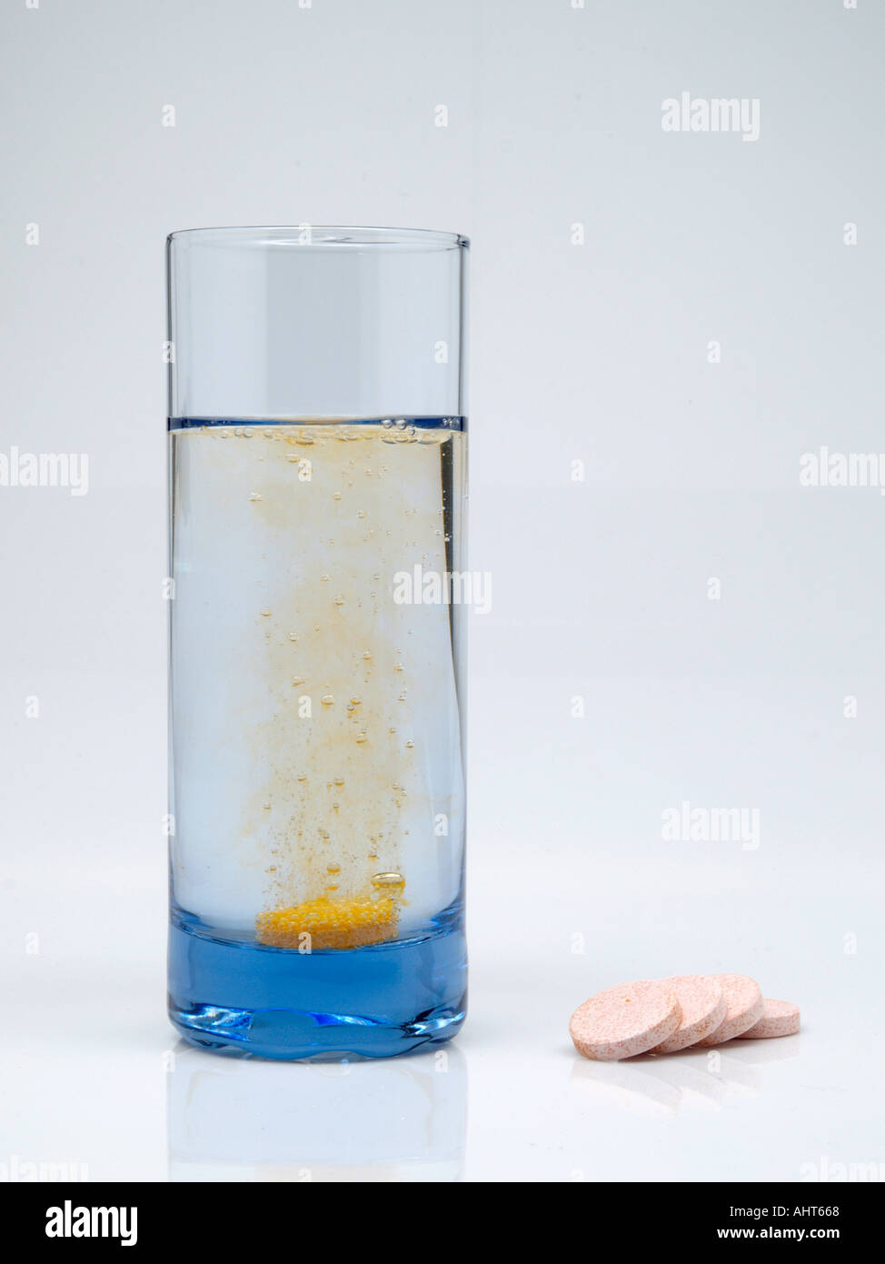 Effervescent drug in a glass of water Stock Photo - Alamy