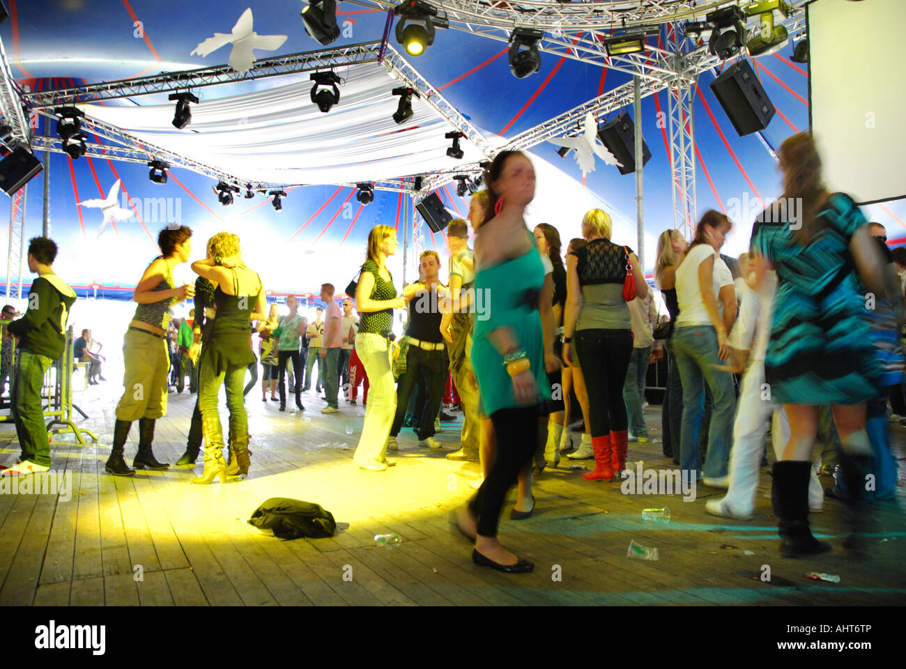 Loud crowd screaming hi-res stock photography and images - Alamy