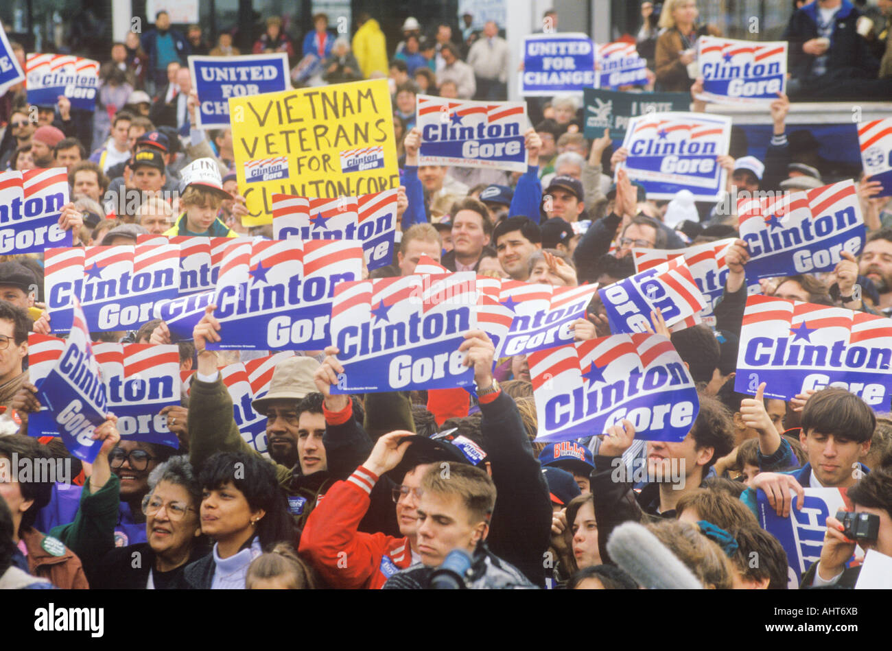 Bill clinton 1992 signs hi-res stock photography and images - Alamy