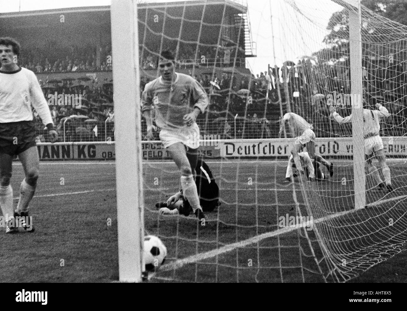 football, Bundesliga, 1971/1972, Rot-Weiss Oberhausen versus 1. FC ...