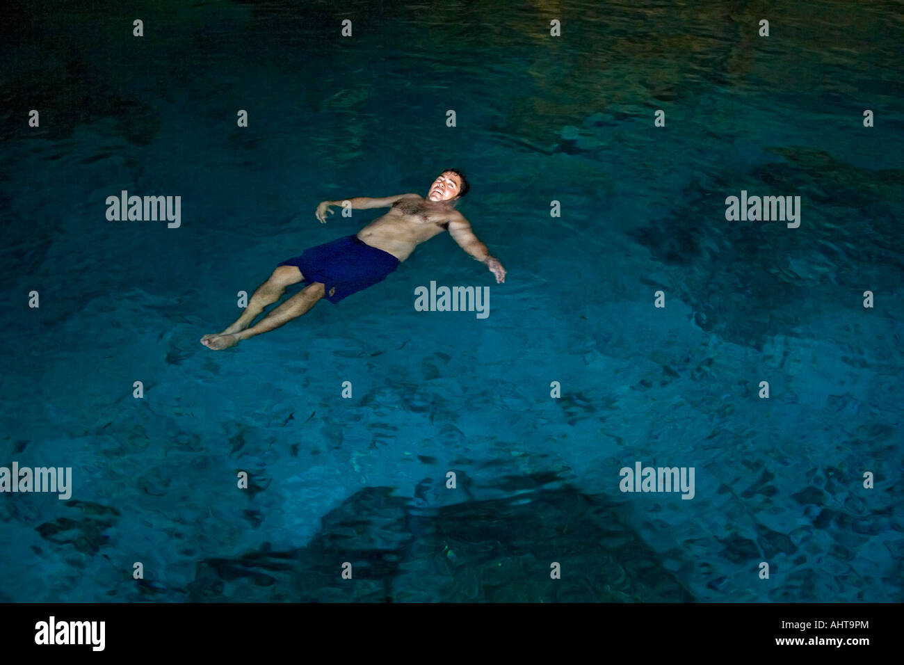 A swimmer floating on his back in the Cenote "Two Eyes" (Mexico). Homme ...