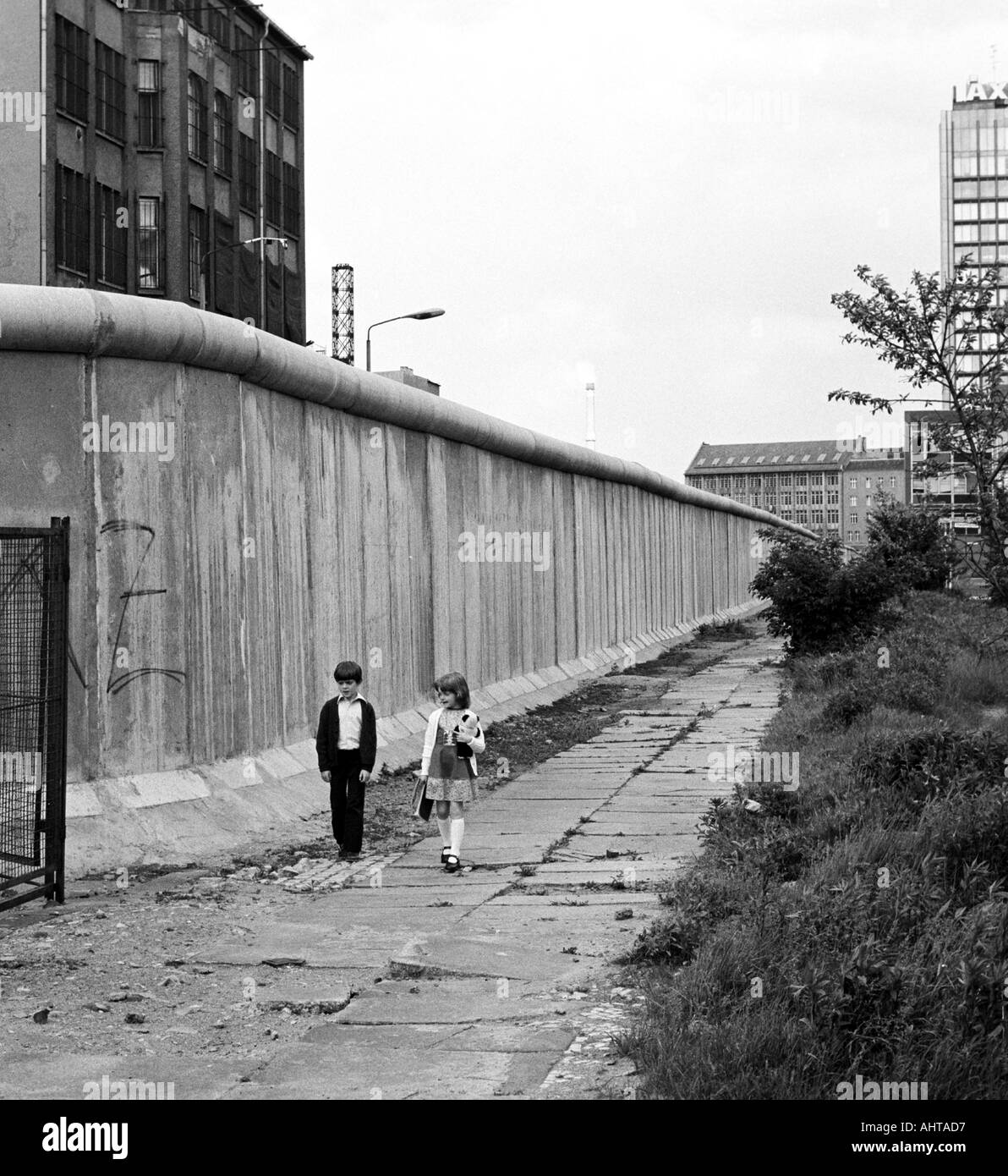 Beside the wall Black and White Stock Photos & Images - Alamy