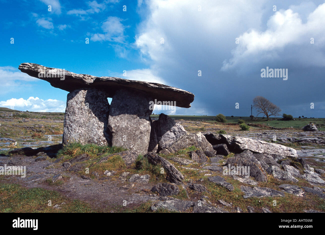poulabrone megalithic tomb the burren ireland Stock Photo - Alamy
