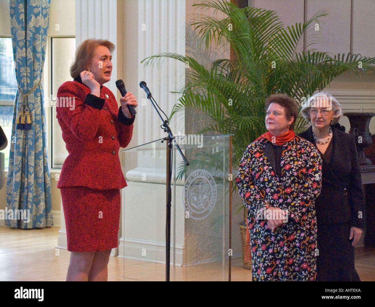 Janet McCain Huckabee and other Arkansas first ladies of the State ...