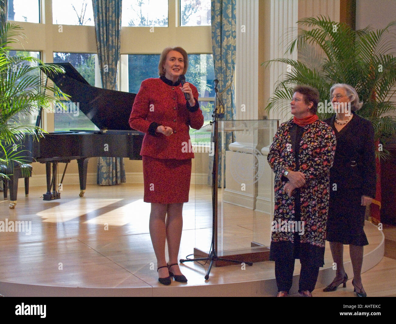 Janet McCain Huckabee and other Arkansas first ladies of the State ...