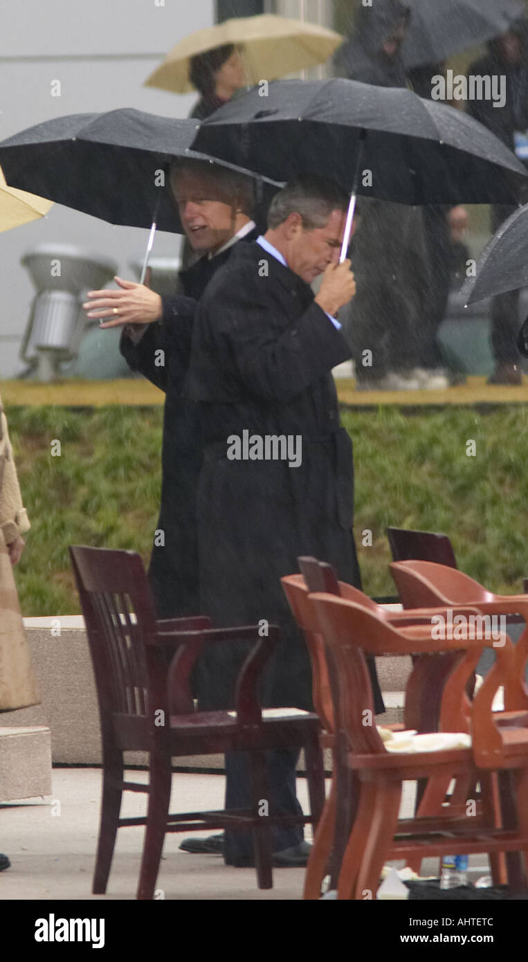 Former US President Bill Clinton and US President George W Bush on ...