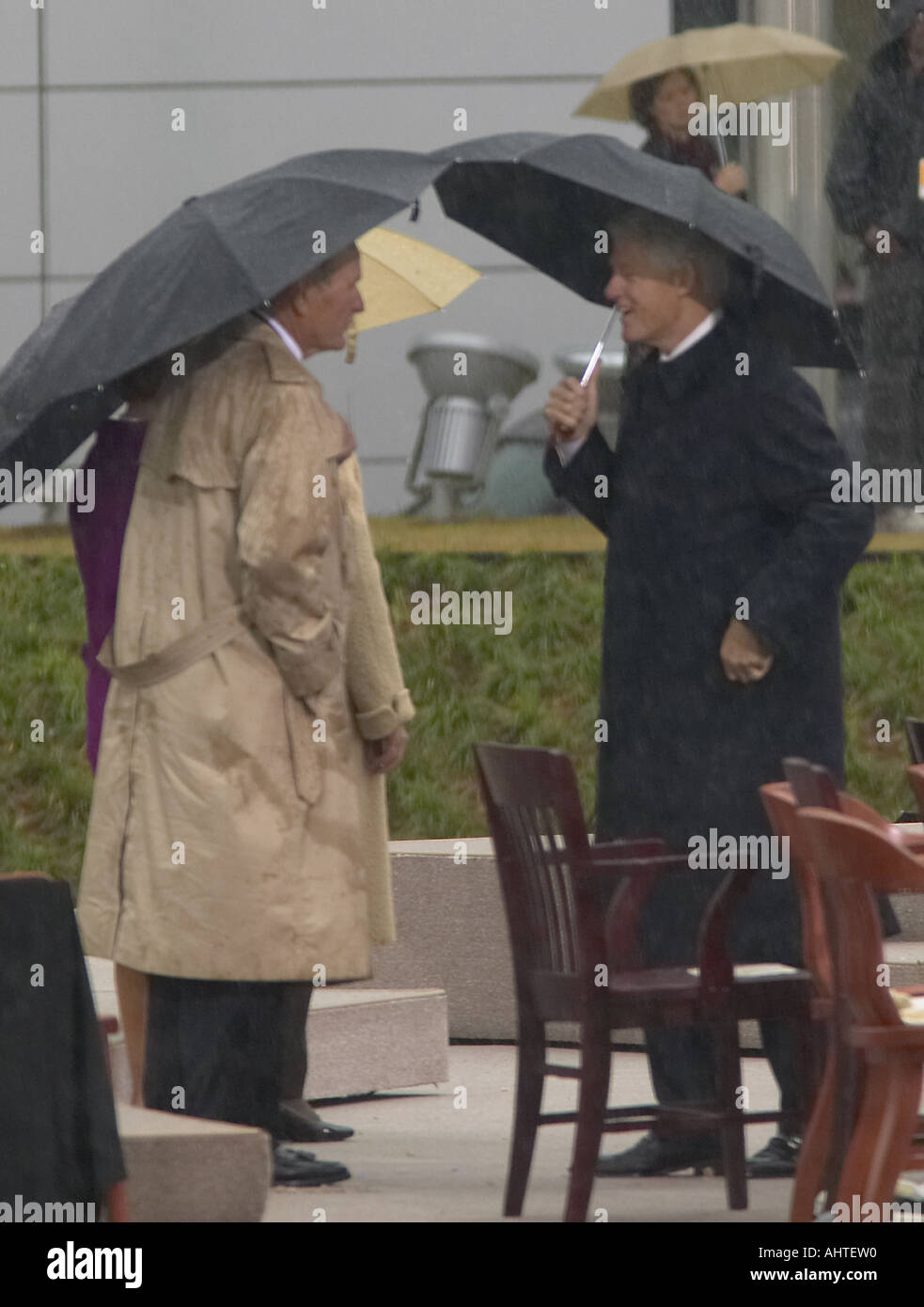 Former US President Bill Clinton and former President George HW Bush on ...