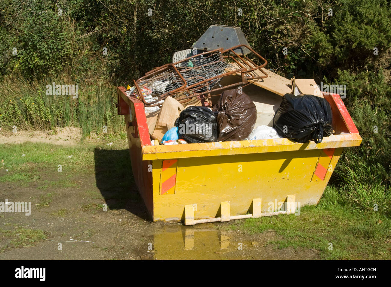 Skip rubbish skip dumpster hi-res stock photography and images - Alamy