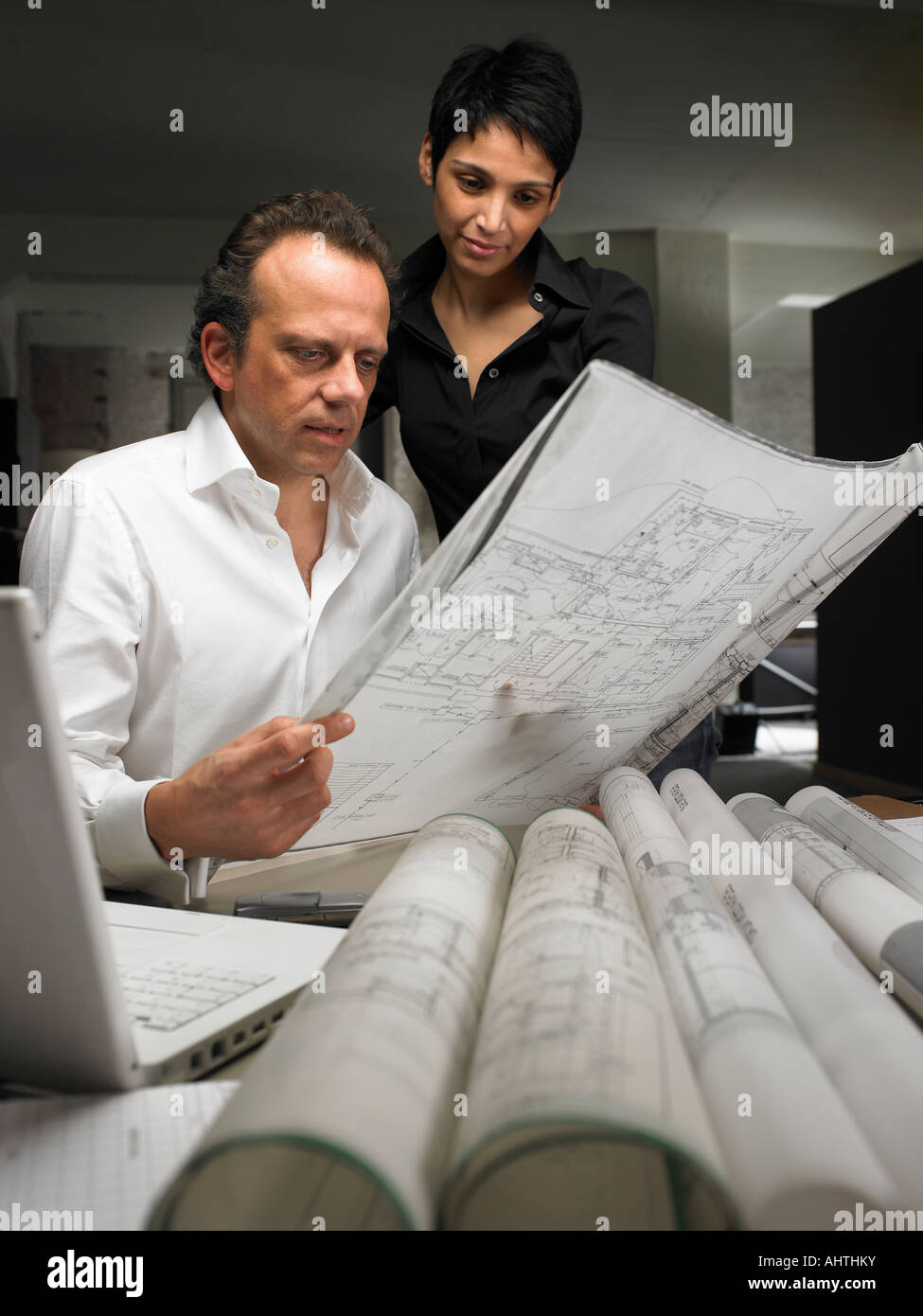 Two architects reading a blueprint brussels hi-res stock photography ...