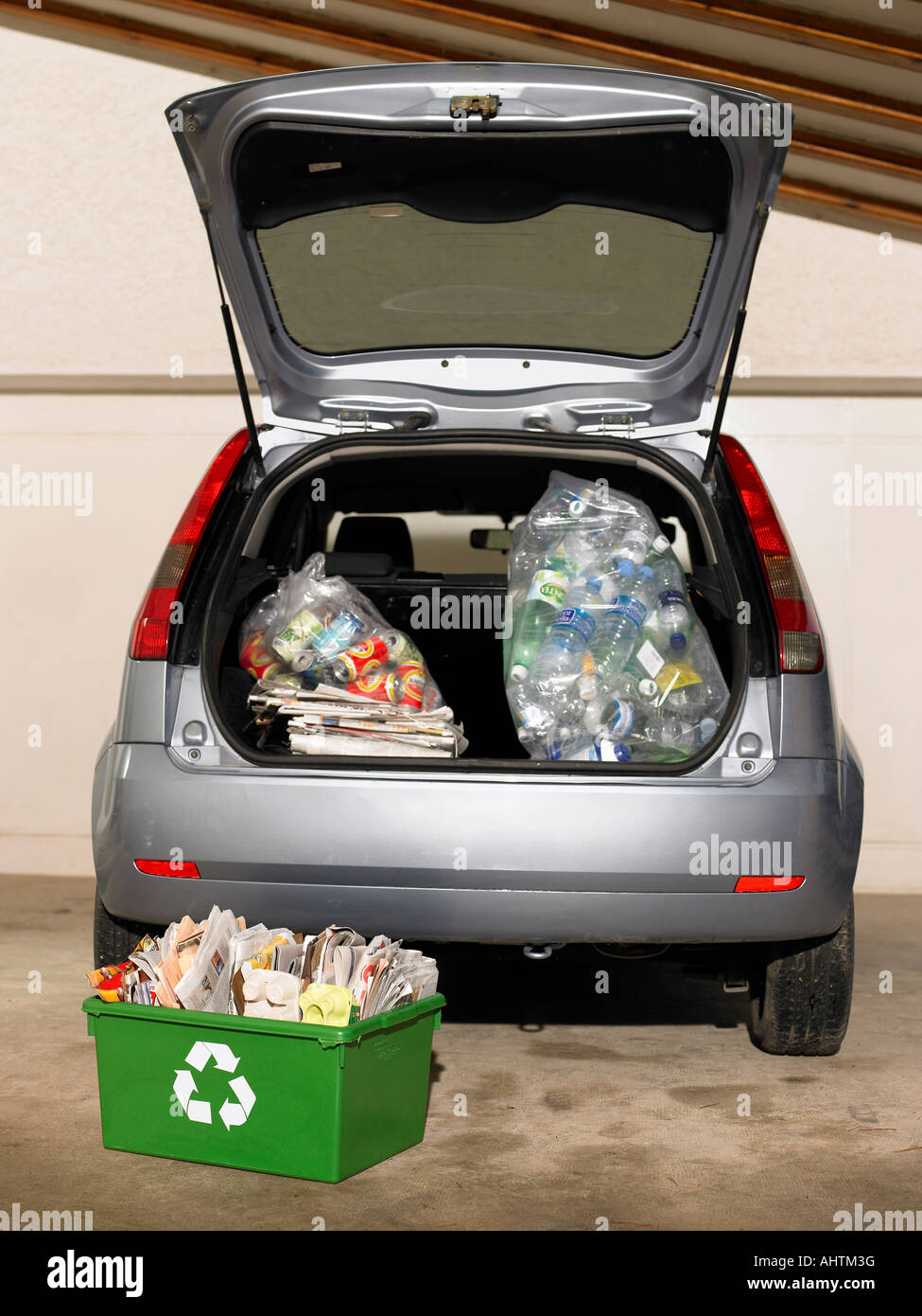 Car filled boxes hi-res stock photography and images - Alamy