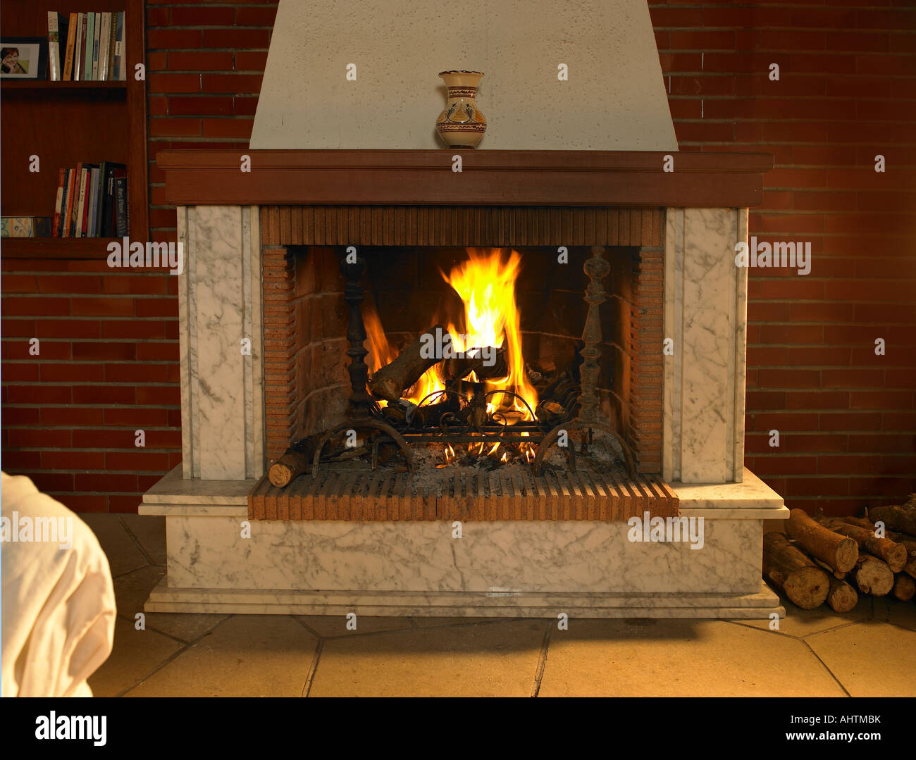 Log fire burning in fireplace in living room Stock Photo - Alamy