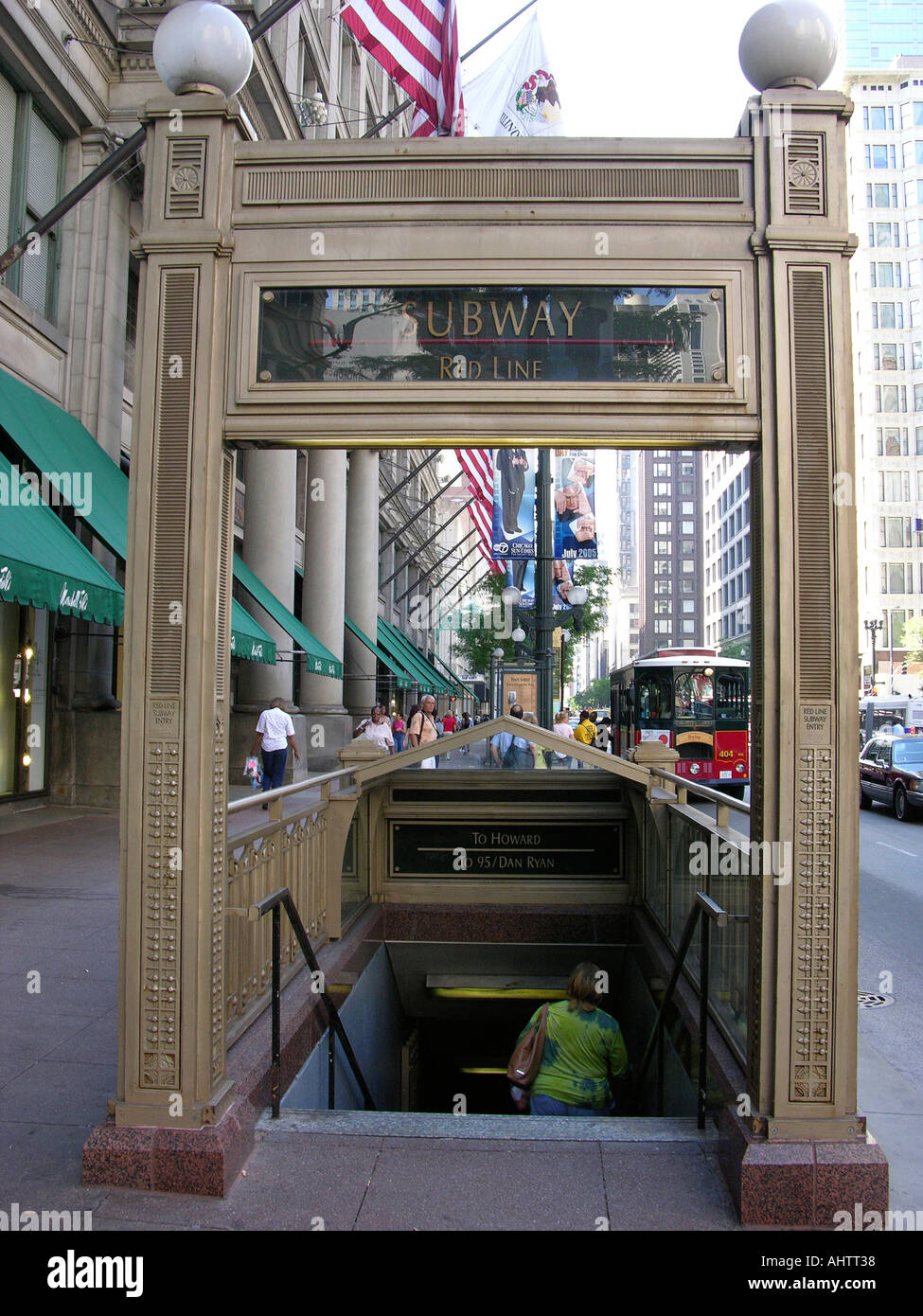 Chicago subway system transports people to downtown area of Chicago ...