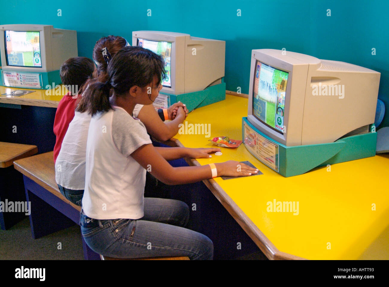 Girls on computers hi-res stock photography and images - Alamy