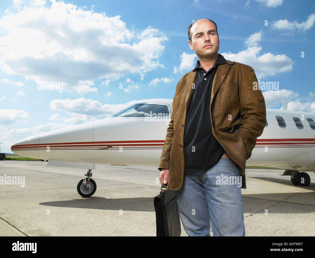 Business people standing facing camera hi-res stock photography and ...