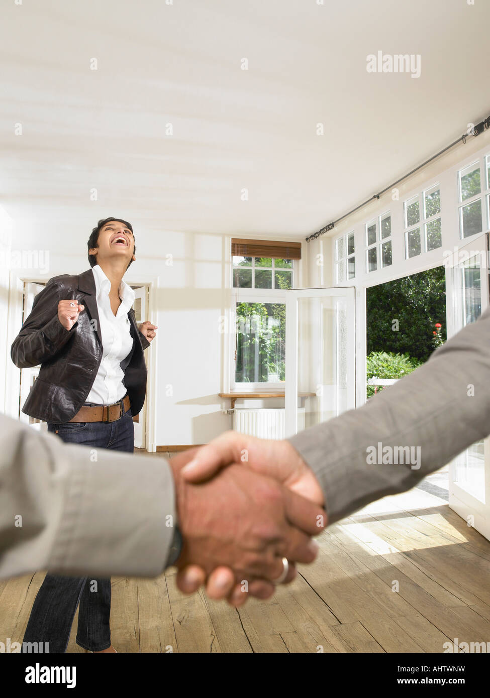 Hand shake images hi-res stock photography and images - Alamy