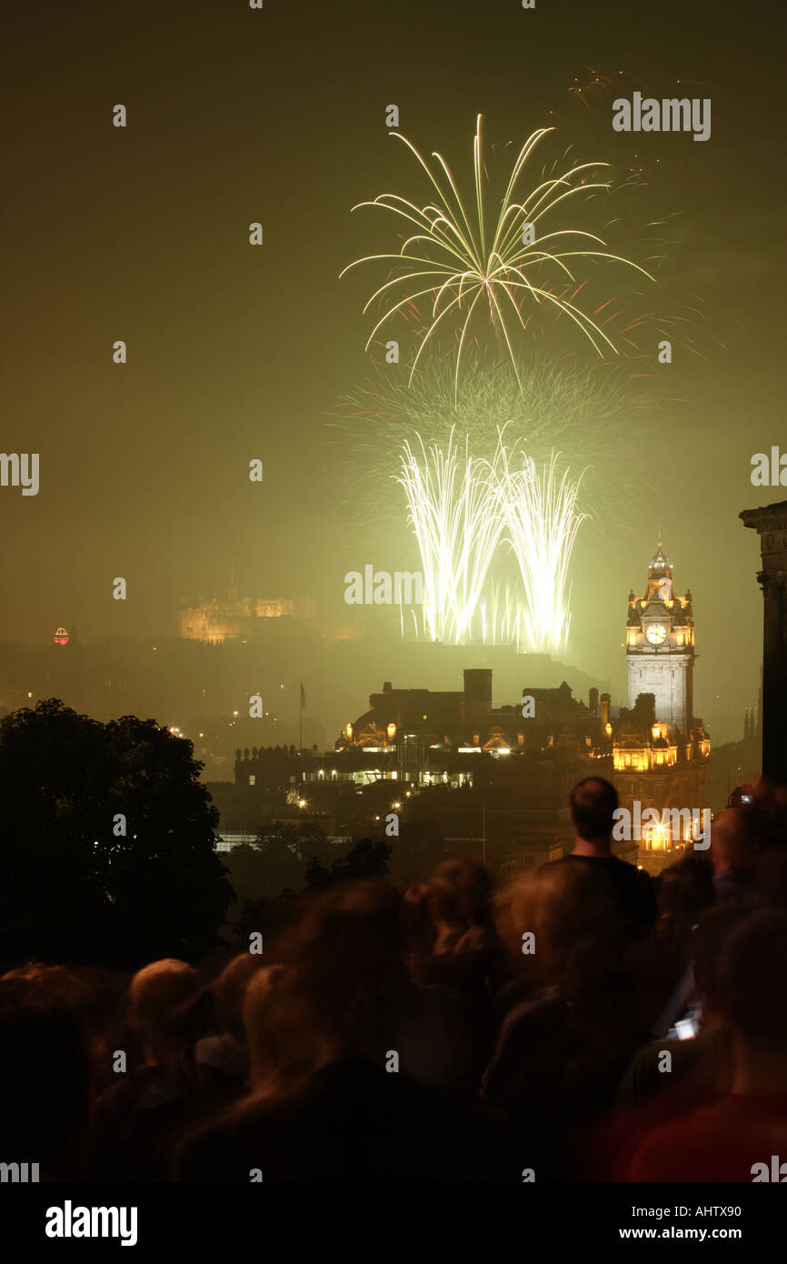 Fireworks display from edinburgh castle hi-res stock photography and ...