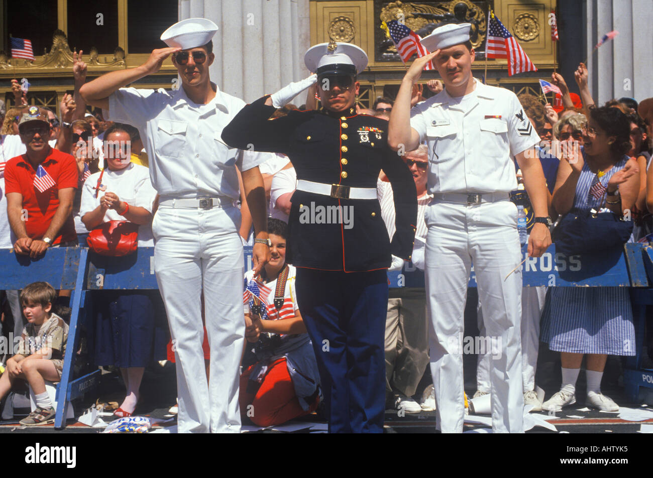 Saluting marching soldiers hi-res stock photography and images - Alamy