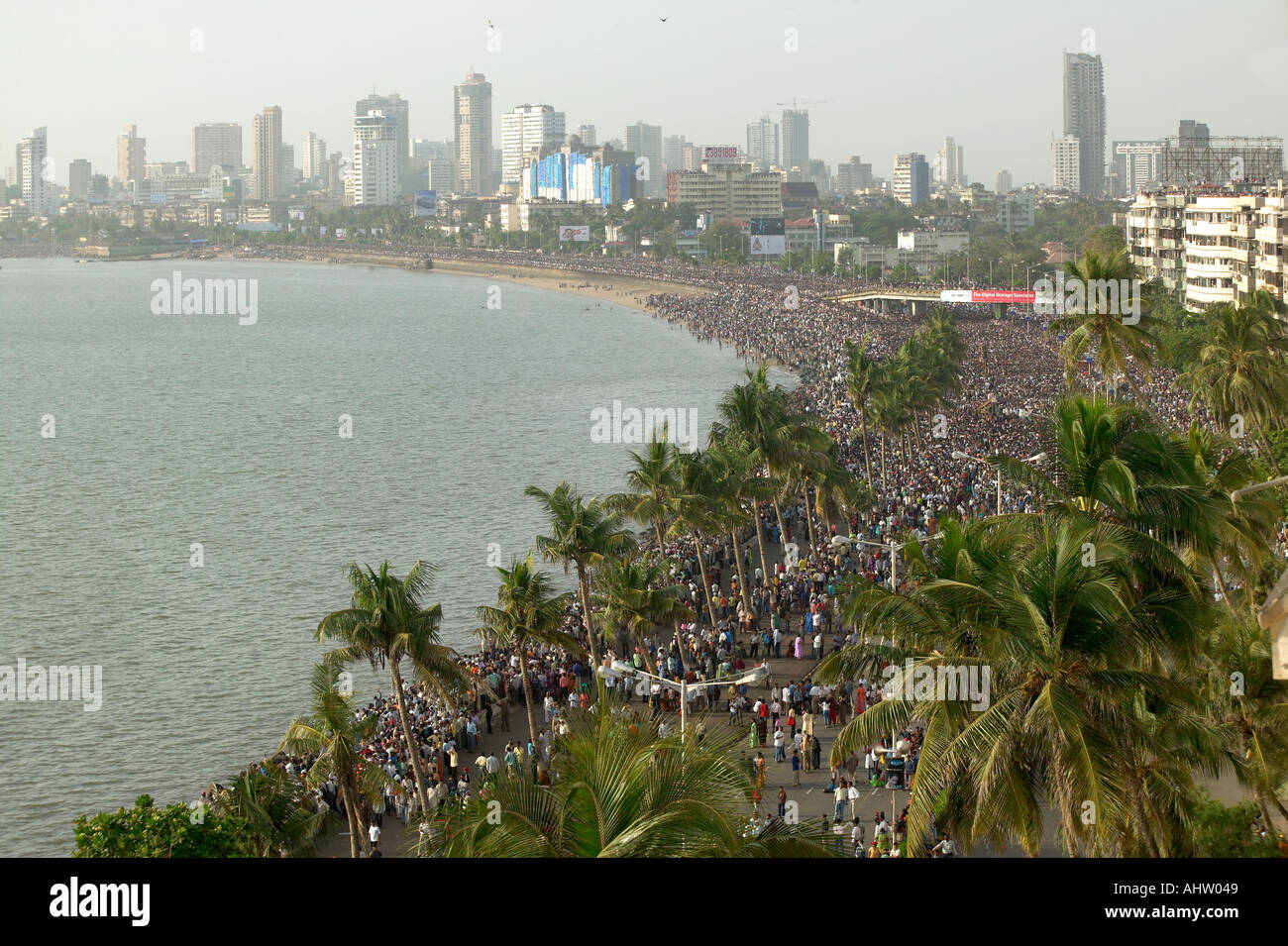 AAD 91758 Huge crowd at Marine Drive during air show at Bombay now ...