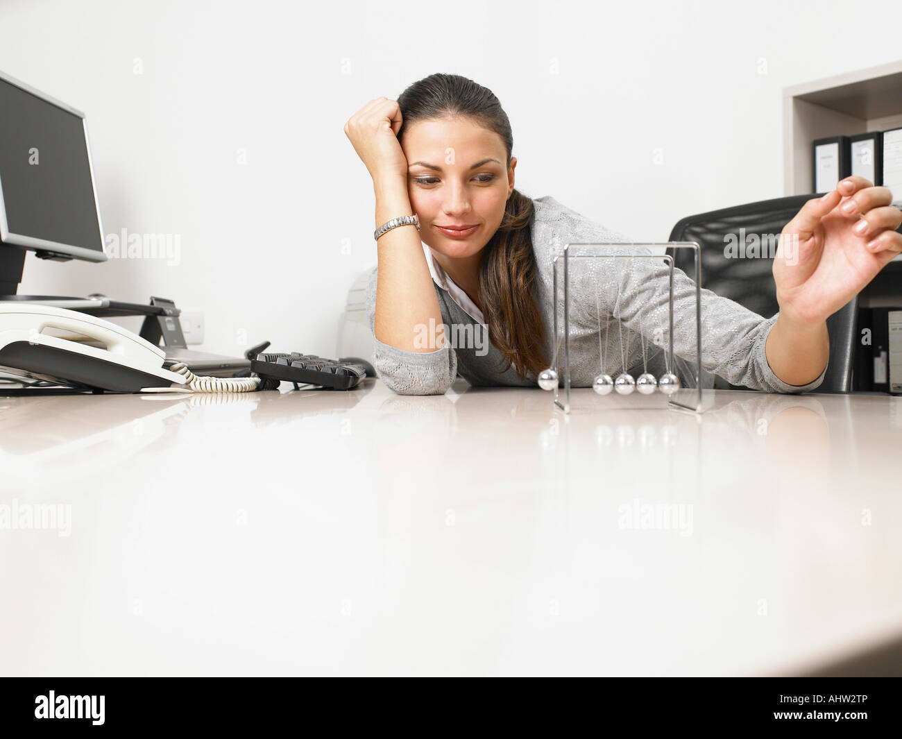 Newtons cradle desk hi-res stock photography and images - Alamy