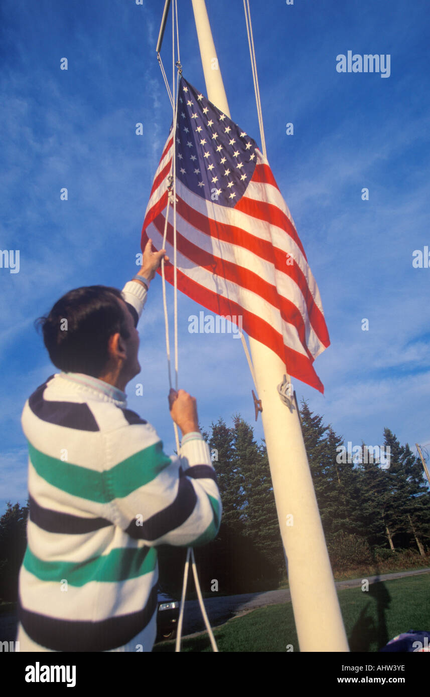Raising the u s flag hi-res stock photography and images - Alamy