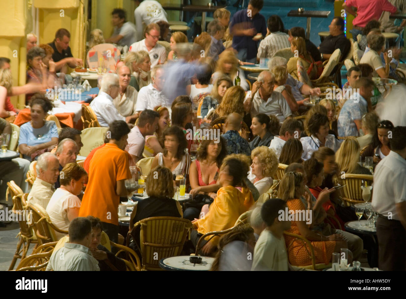 Crowded bar busy waiting hi-res stock photography and images - Alamy