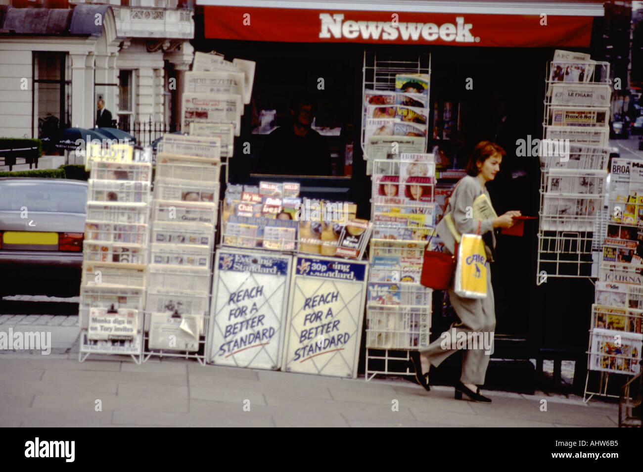 Newspaper kiosk london hi-res stock photography and images - Alamy
