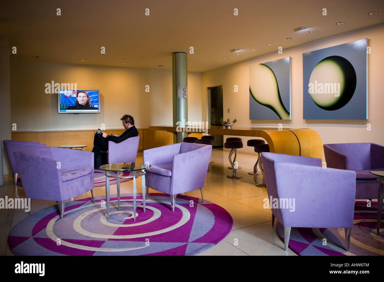 Man television reception hi-res stock photography and images - Alamy