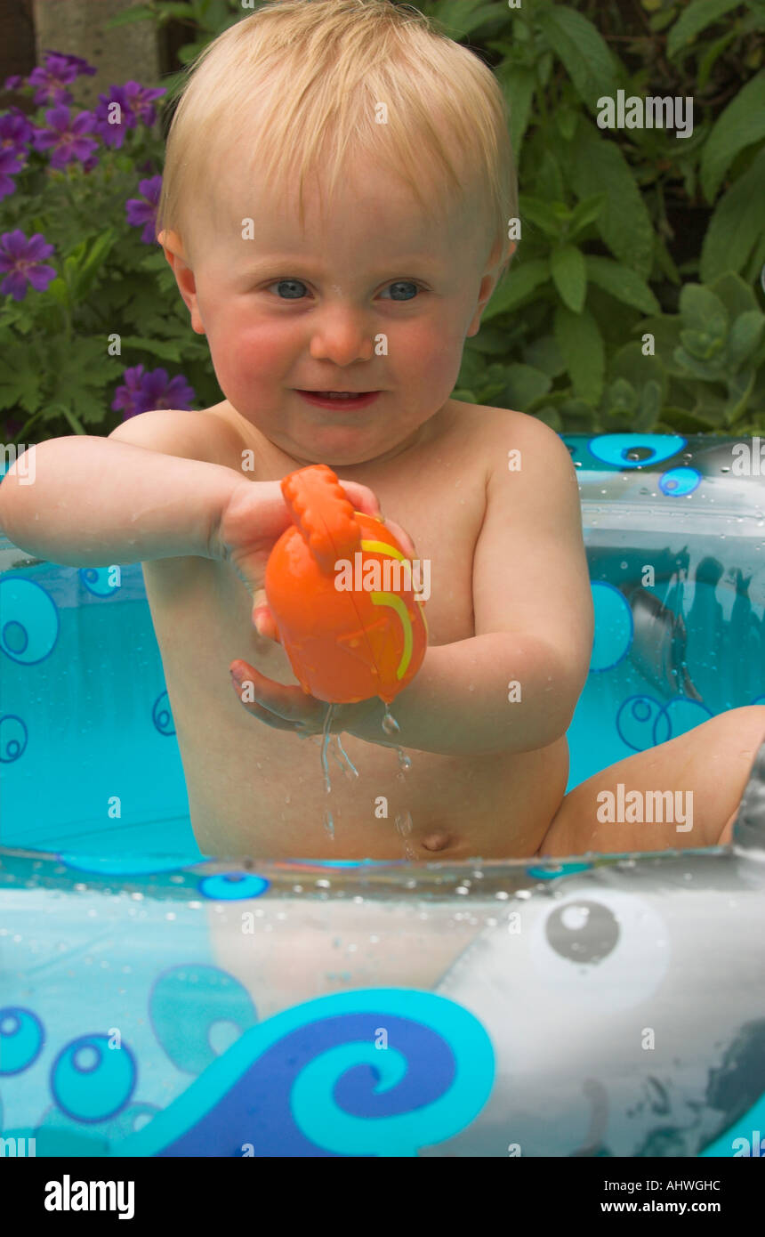 Paddling pool family hi-res stock photography and images - Alamy