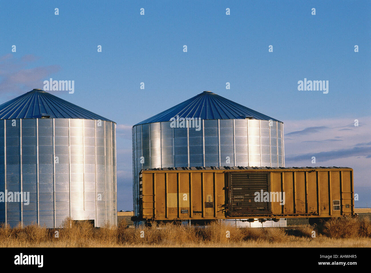 Railway car beside metal silos Stock Photo - Alamy