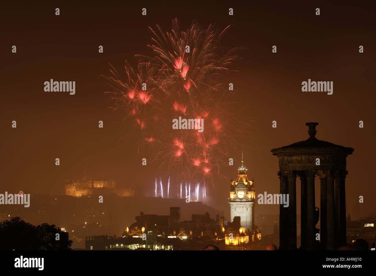 Edinburgh Castle Fireworks Stock Photo - Alamy