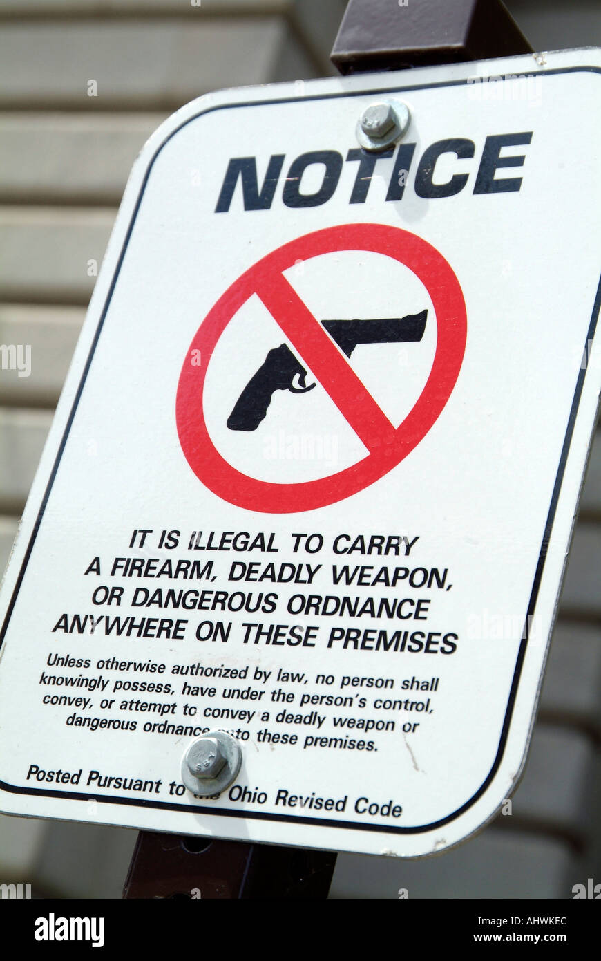 Sign stating no guns or firearms allowed in building Stock Photo - Alamy