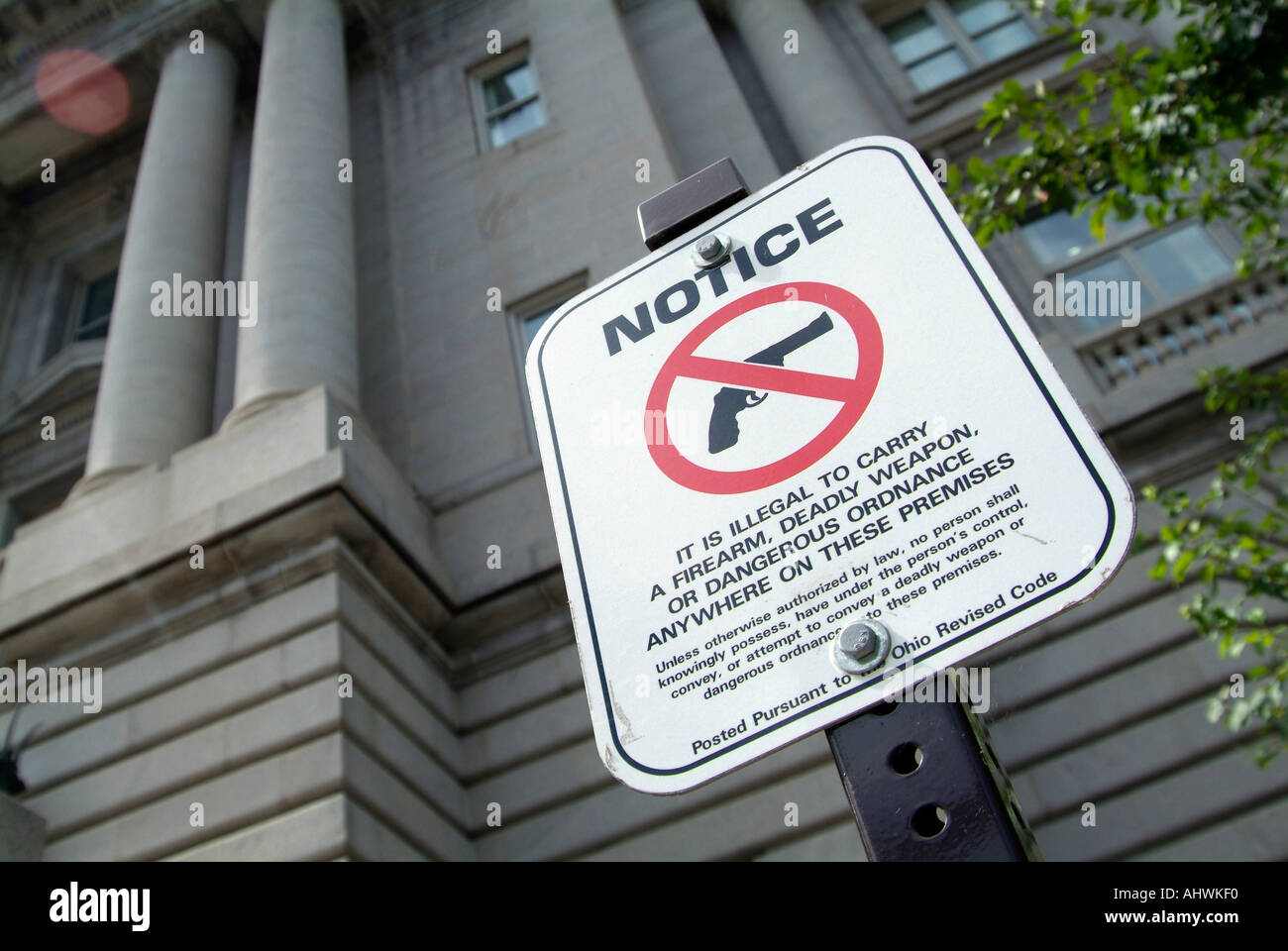 Sign stating no guns or firearms allowed in building Stock Photo - Alamy