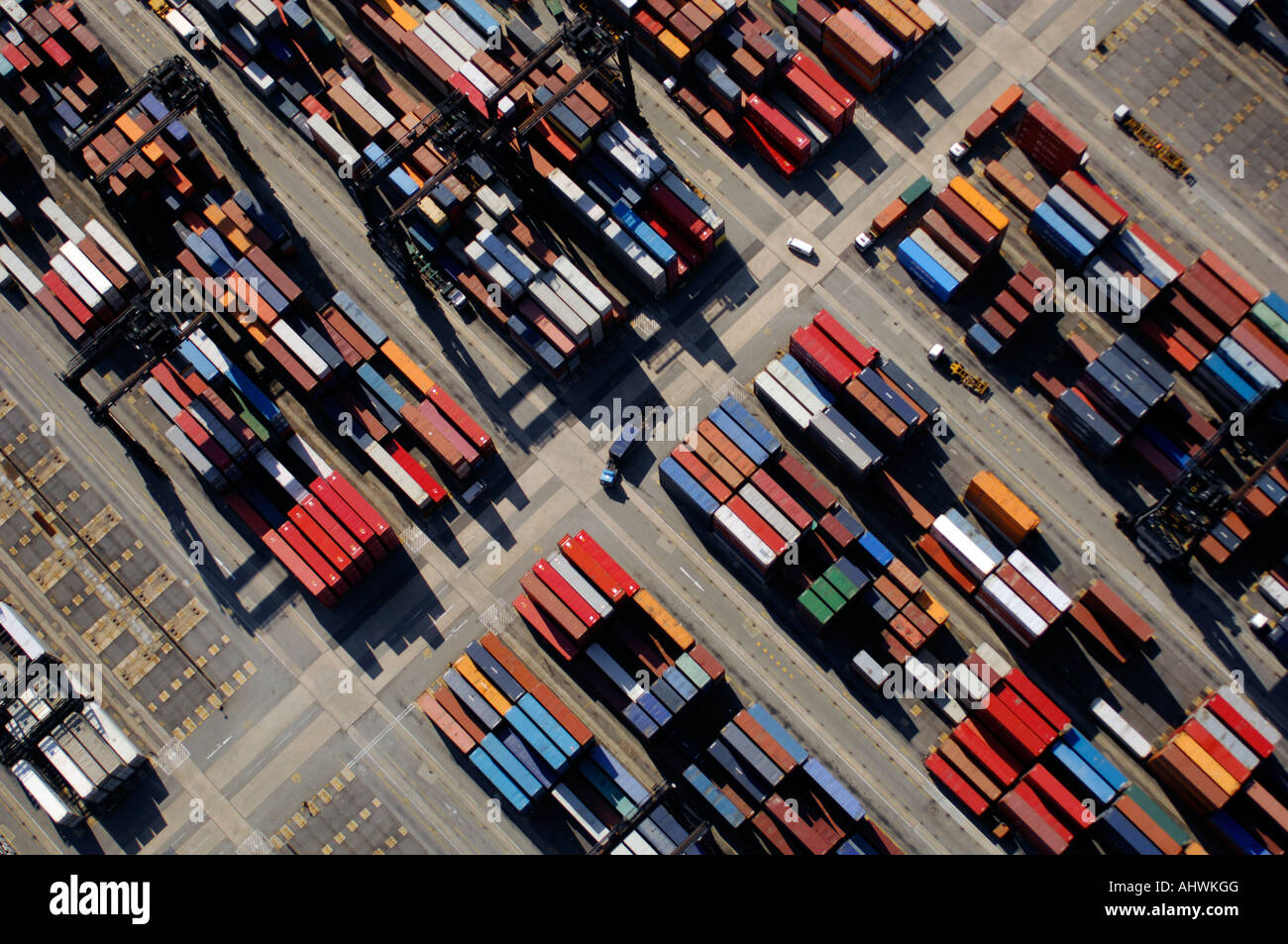 Shipping container overhead china hi-res stock photography and images ...