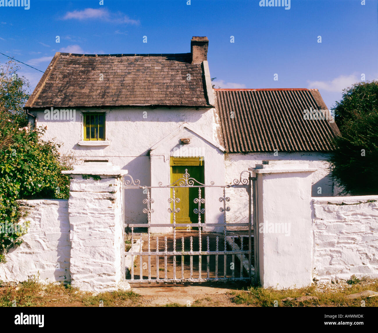 A white wash Irish cottage Stock Photo - Alamy